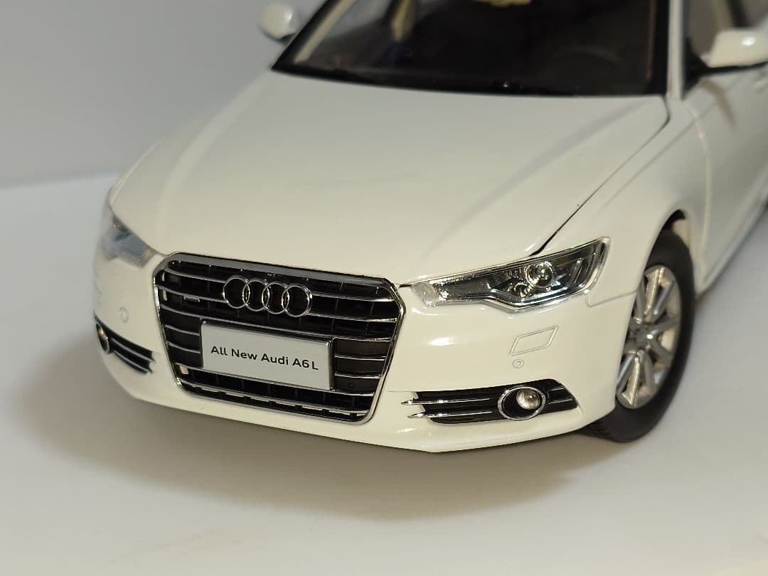 希少 海外流通品 Audi A6L 1/18 ミニカー ホワイト