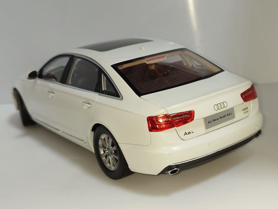 希少 海外流通品 Audi A6L 1/18 ミニカー ホワイト