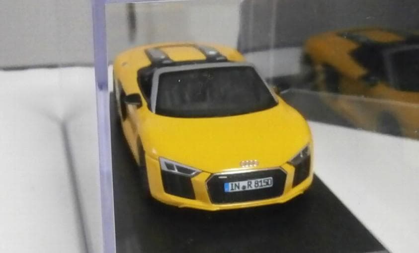 Audi R8 Spyder V10 イエロー ミニカー 1/43