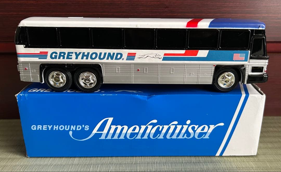 GREYHOUND Americruiser バス型ミニカー 貯金箱