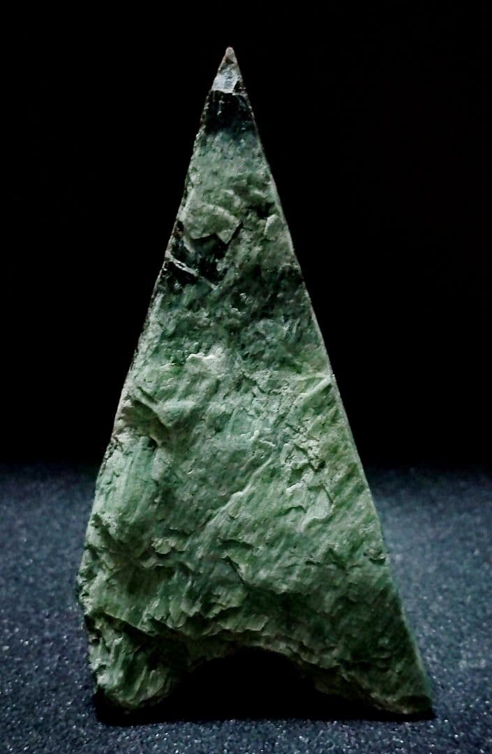 ★翡翠原石★幻の翡翠【秩父ブラックネフライト磨き407ｇ】