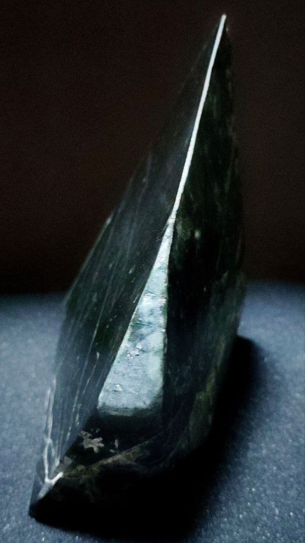 ★翡翠原石★幻の翡翠【秩父ブラックネフライト磨き407ｇ】