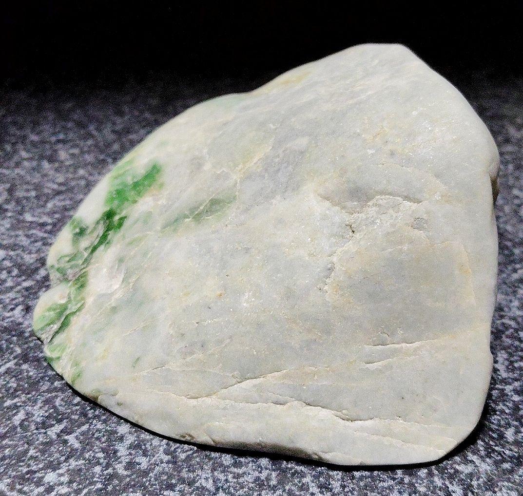 ★翡翠原石★糸魚川硬玉【底カット・ロウカン部有・379ｇ】