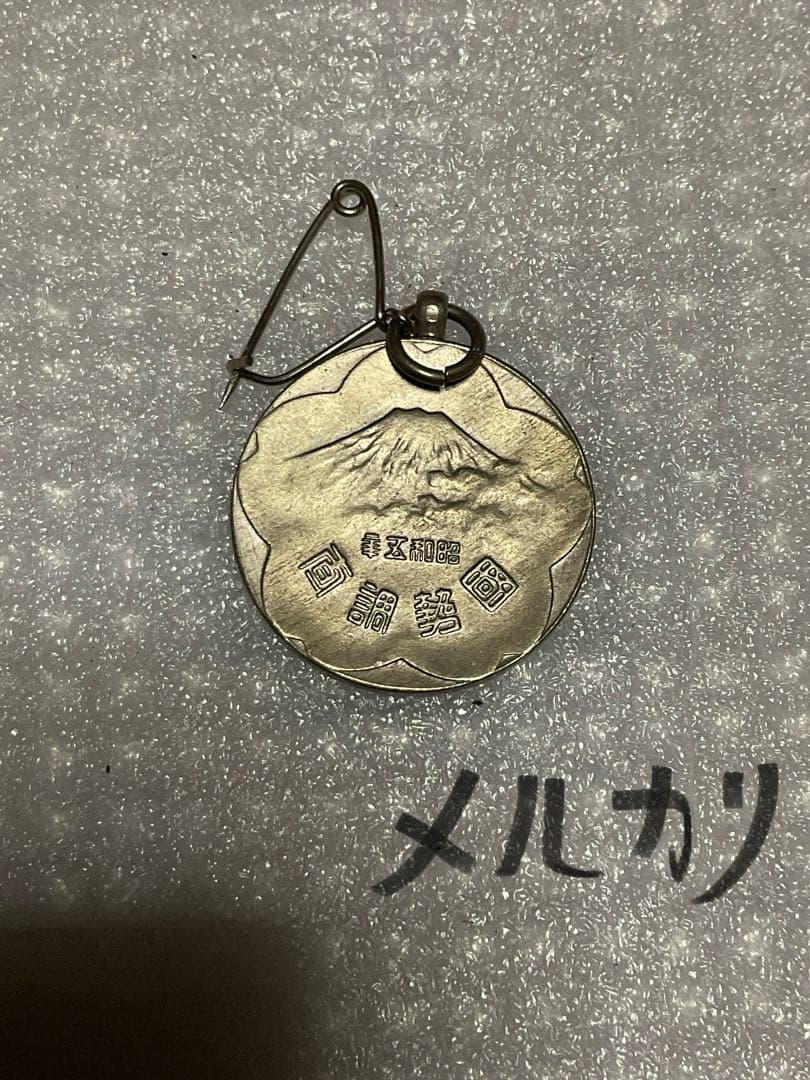 昭和の表彰、または會員章のバッチ　桐箱入り【消防、愛國婦人会、国税調査記念章】。
