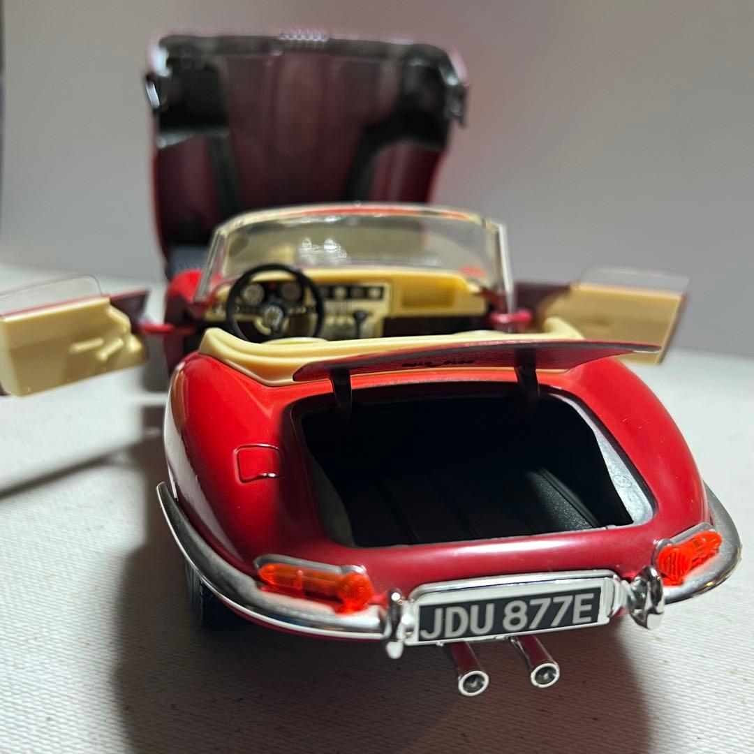 JAGUAR E-Type (1961年) 1/18スケールモデル レッド