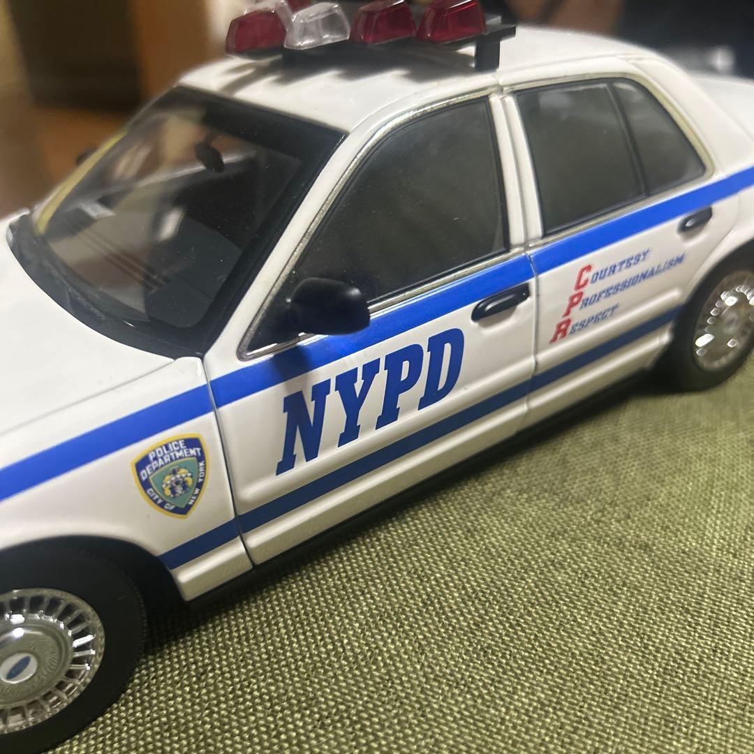 1/18スケール　オートアート　Ford Crown Victoria