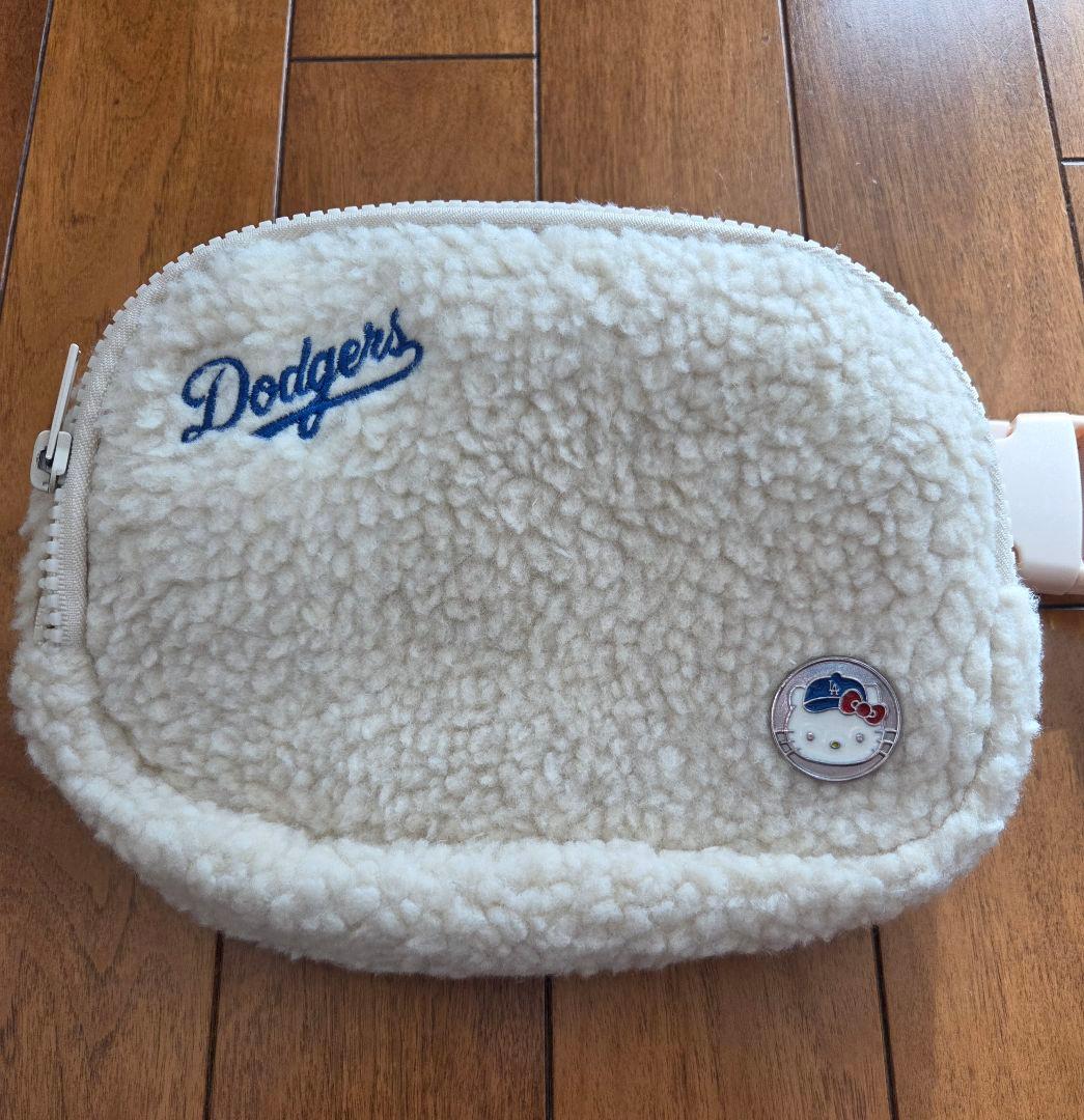 Dodgers　ドジャース　ハローキティナイト記念品　ポーチ　バッグ　ポシェット