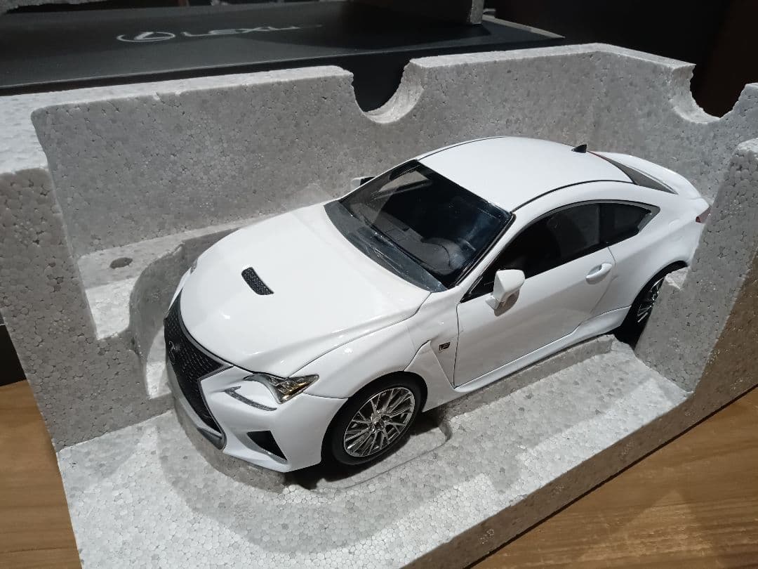 1/18 レクサス　LEXUS RC F　ディーラー品　 ミニカー　ホワイト