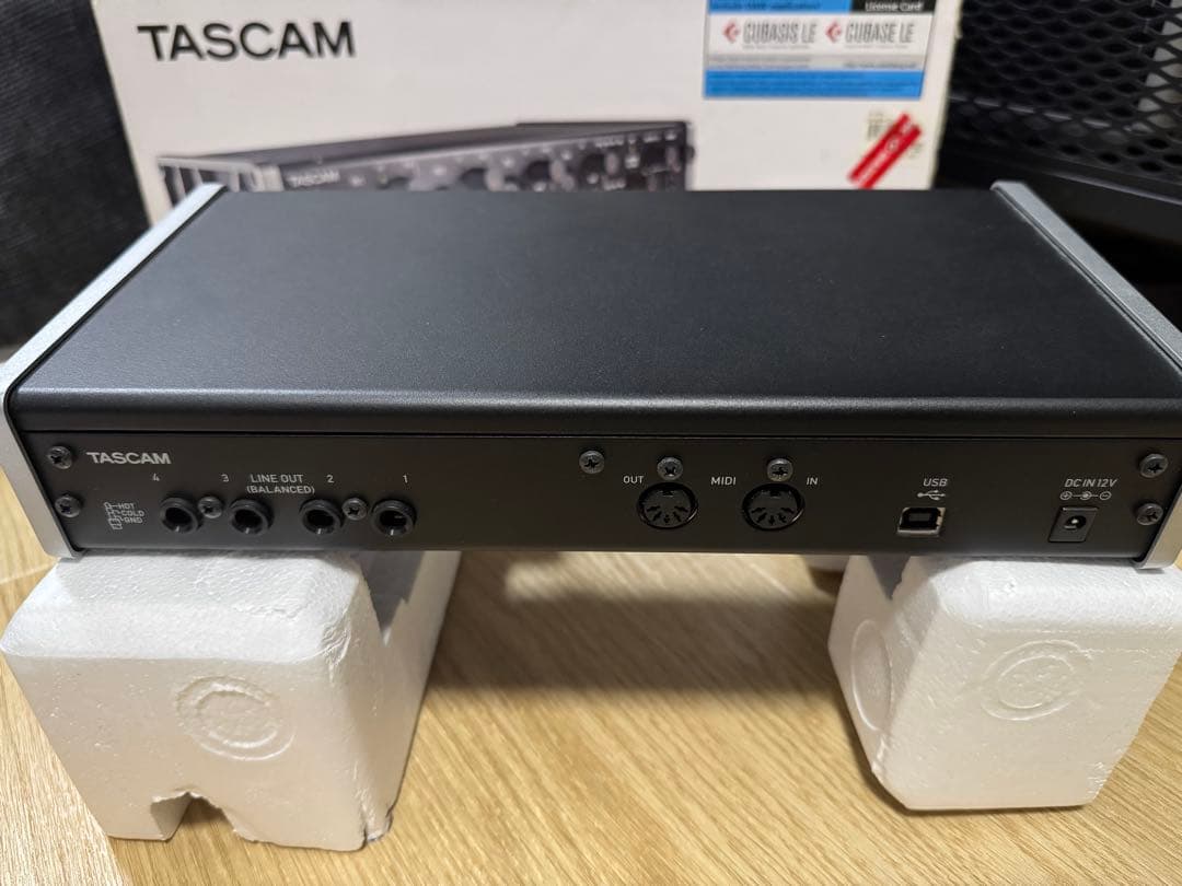 TASCAM US-4x4　オーディオインターフェース