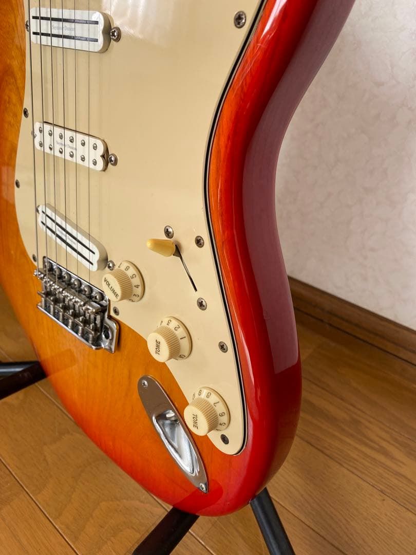 Fender USAneck、seymourduncan bodyストラット
