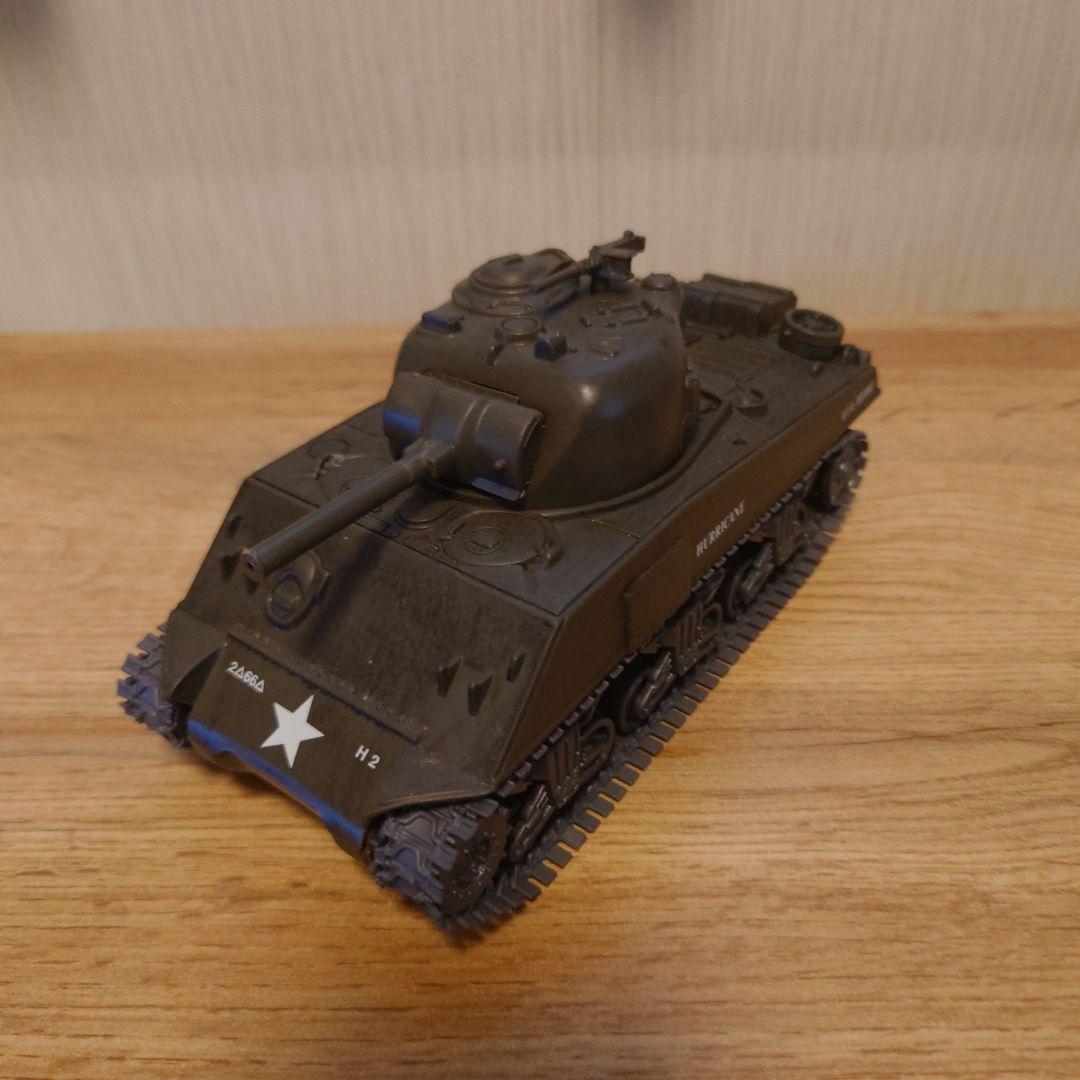 戦車と軍用トラックのミニチュアモデルセット おまけ付き