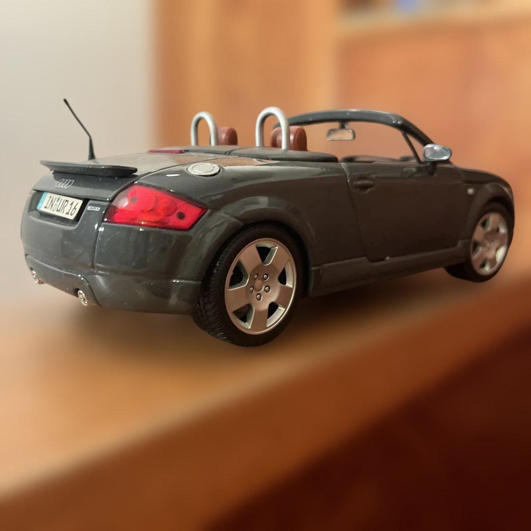 ミニカー Audi TT Roadster 1/18