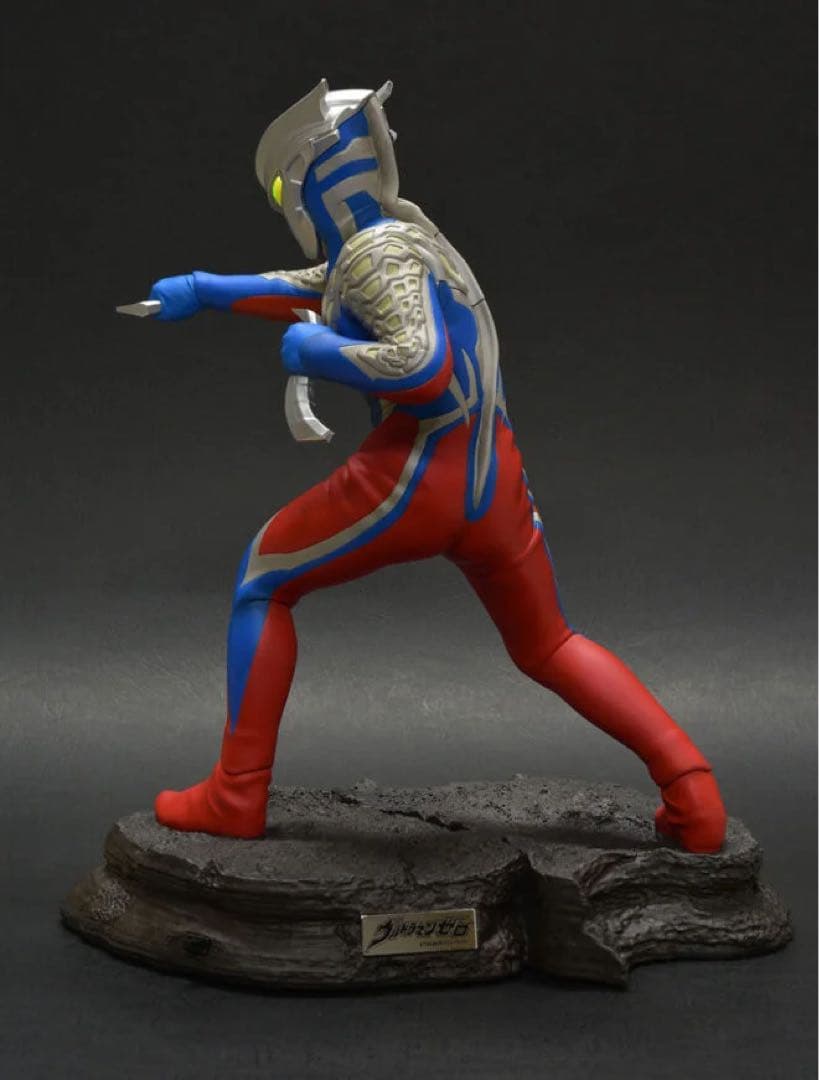数量限定品 ウルトラマンゼロ 発光フィギュア ウルトラマンワールドM78