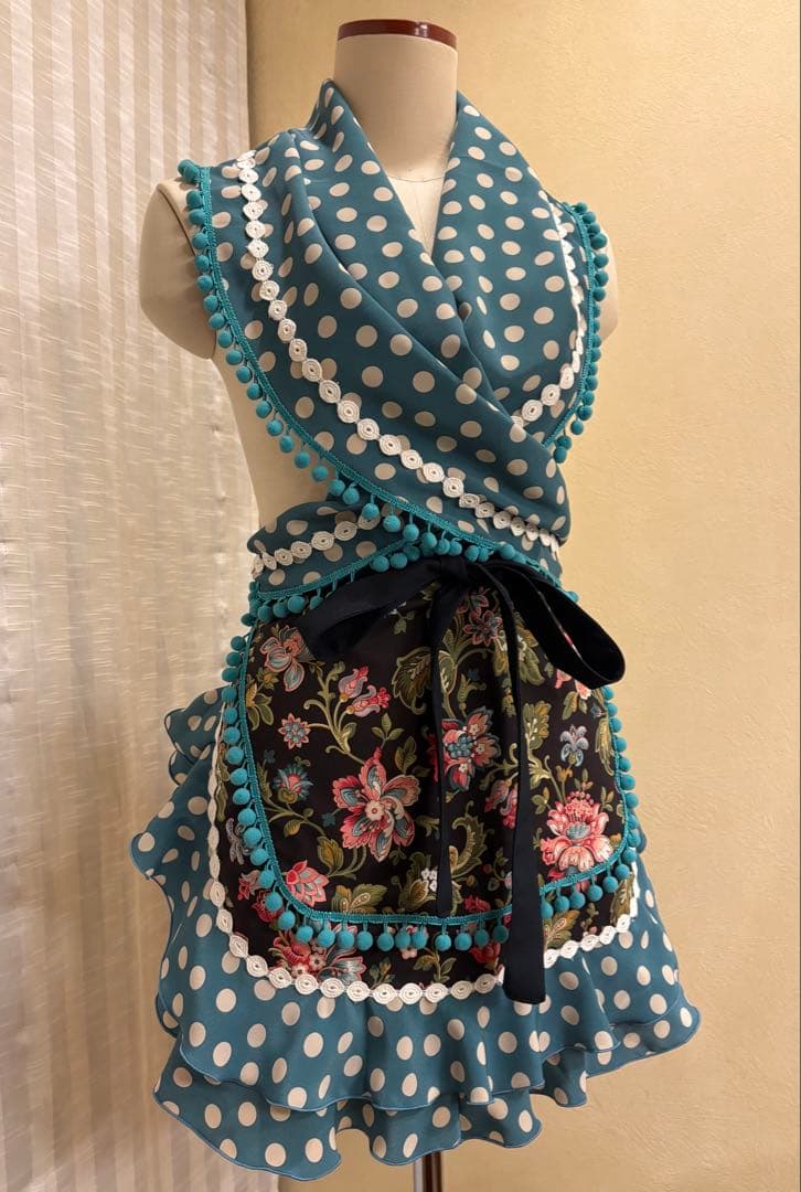 エプロン ショート　黒ボタニカル柄　ブルーグレー水玉フリル　ターコイズポンポン