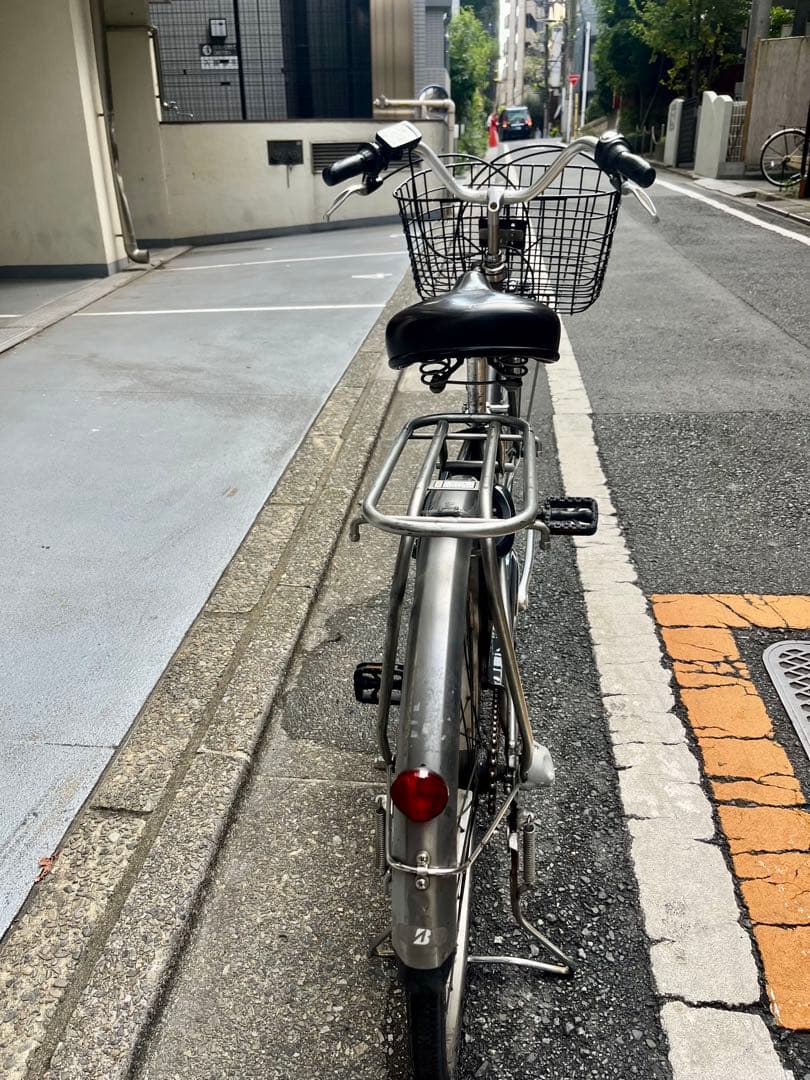 電動アシスト自転車 ブリヂストン　シルバー 前カゴ付き