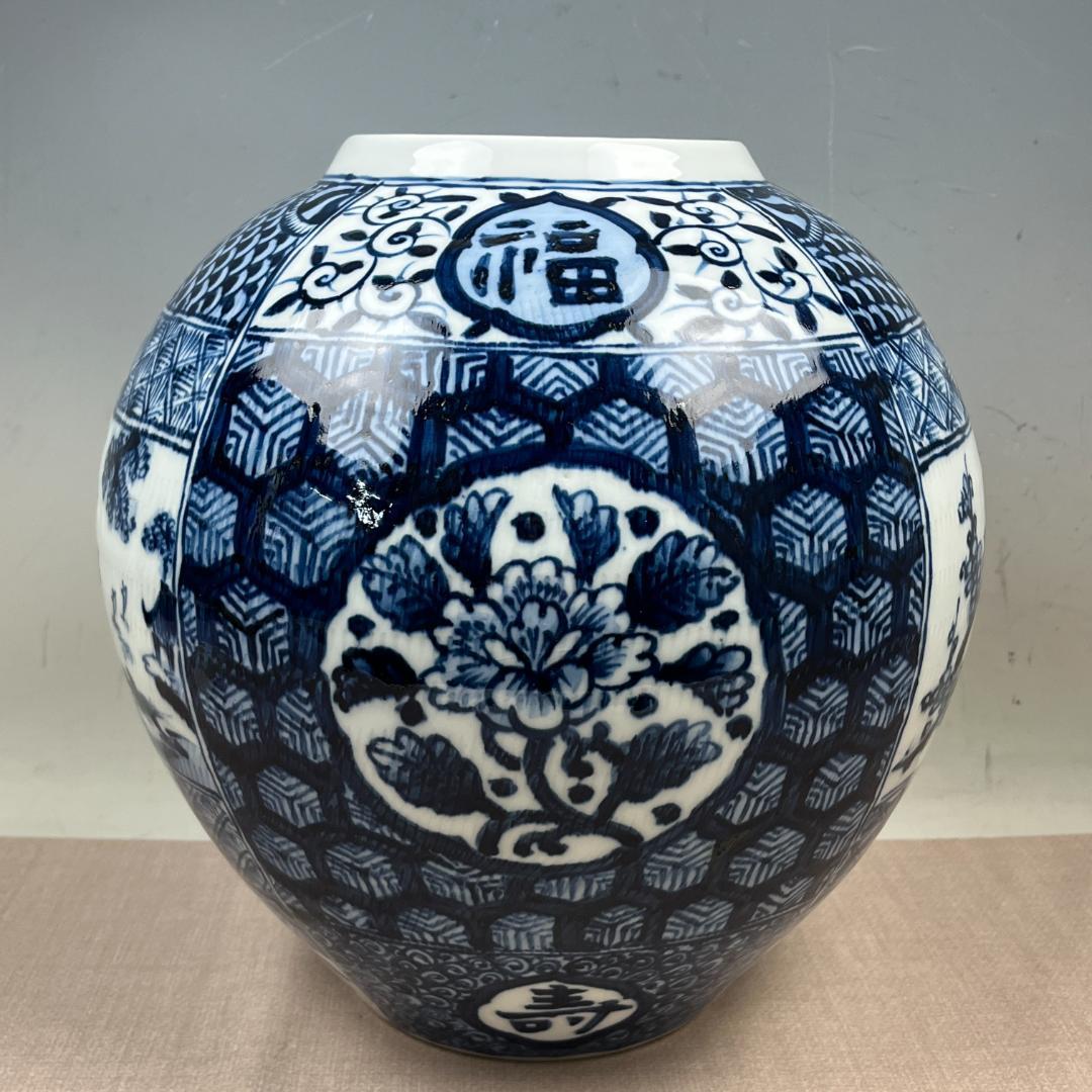 26 伊万里焼 有田焼系 染付壺 飾り壺 四季花丸文 高さ約28cm 白磁