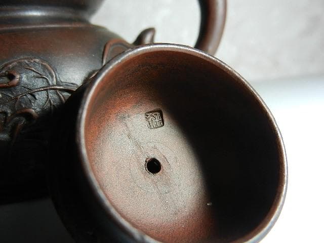 宜興紫砂茶壷（底款「徐漢棠制」、高さ１０ｃｍ、横幅１３ｃｍ、容量１５０ｃｃ）