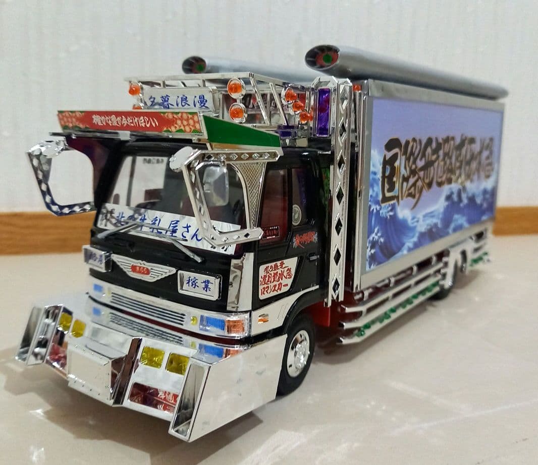 アオシマ1/32スケール　デコトラプラモデル完成品　日野レンジャー