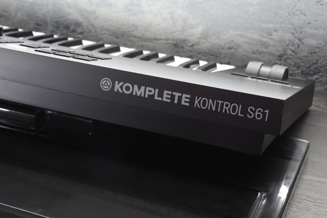 KOMPLETE KONTROL S61 MK2 キーボード