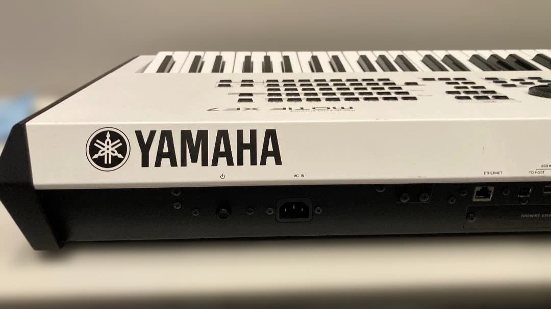【中古】YAMAHA MOTIF XF7 WH シンセサイザー ハードケース付