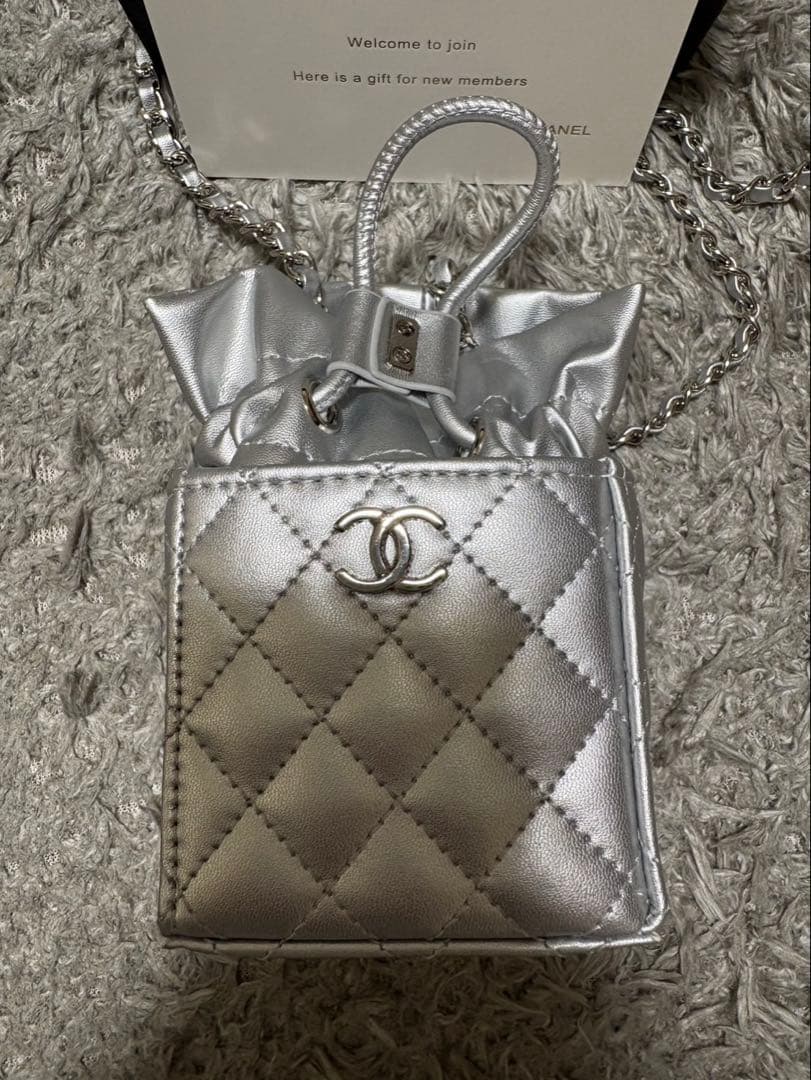 CHANEL ミニショルダーポーチ　ノベルティ　シルバー　キルティング　巾着