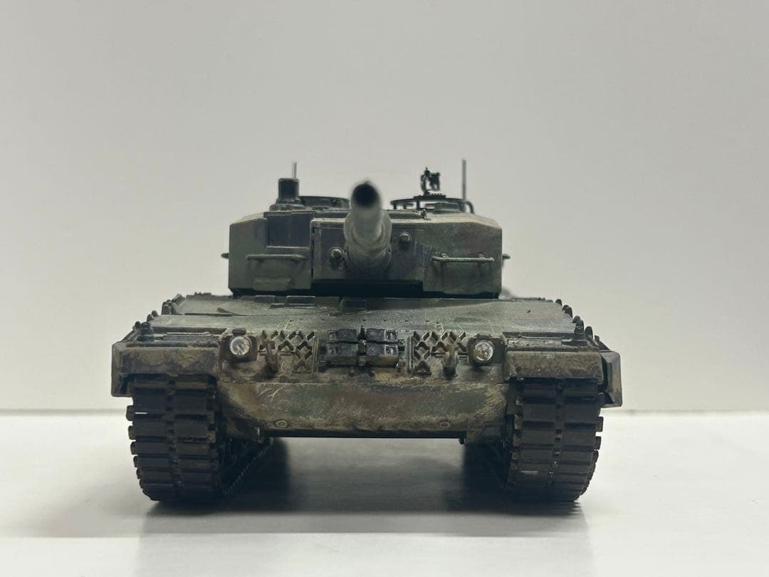 イタレリ　1/35 レオパルド2A4 完成品　戦車　模型　プラモデル　ドイツ