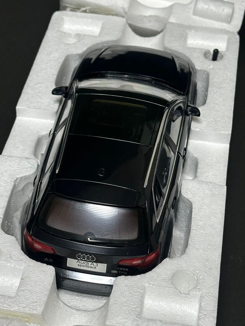 Audi A3 sportback ブラック ミニカー 1/18