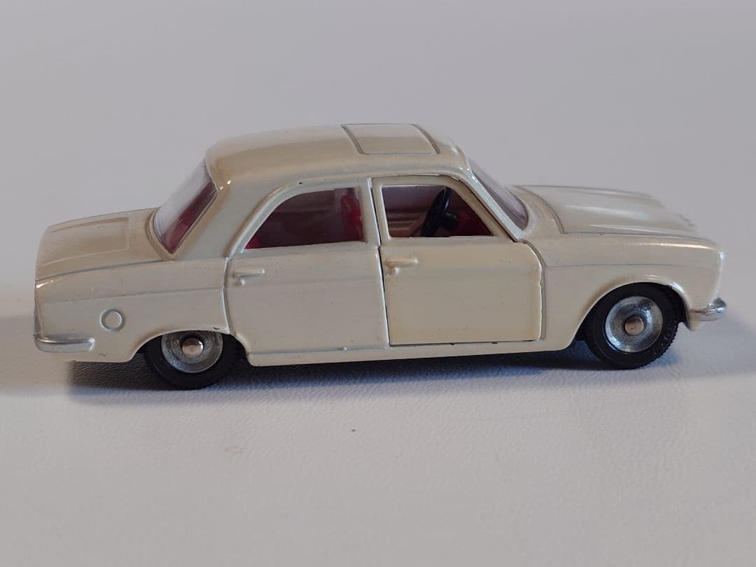 ミニカー DINKY No.1428 PEUGEOT 304