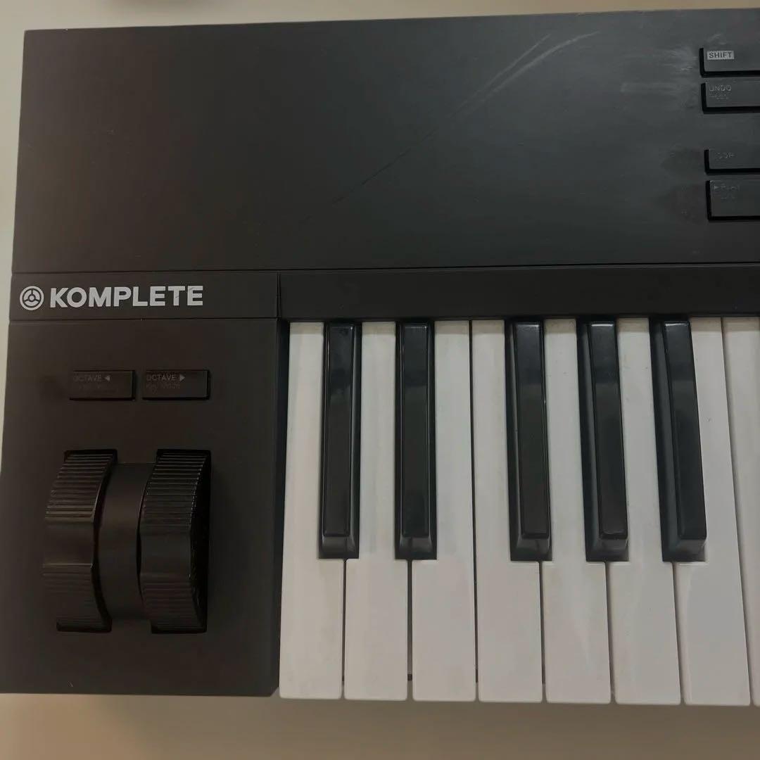 KOMPLETE KONTROL A61 キーボード