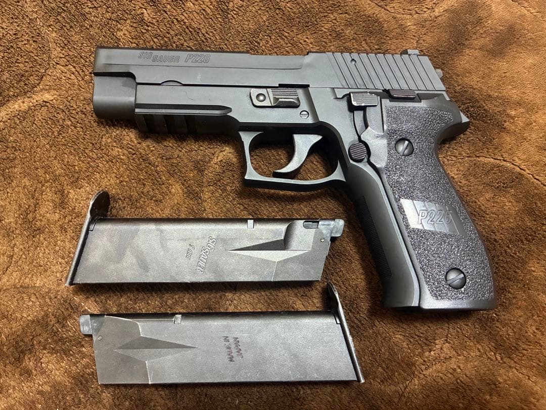 東京マルイ　SIG SAUER P226 予備マグ付き