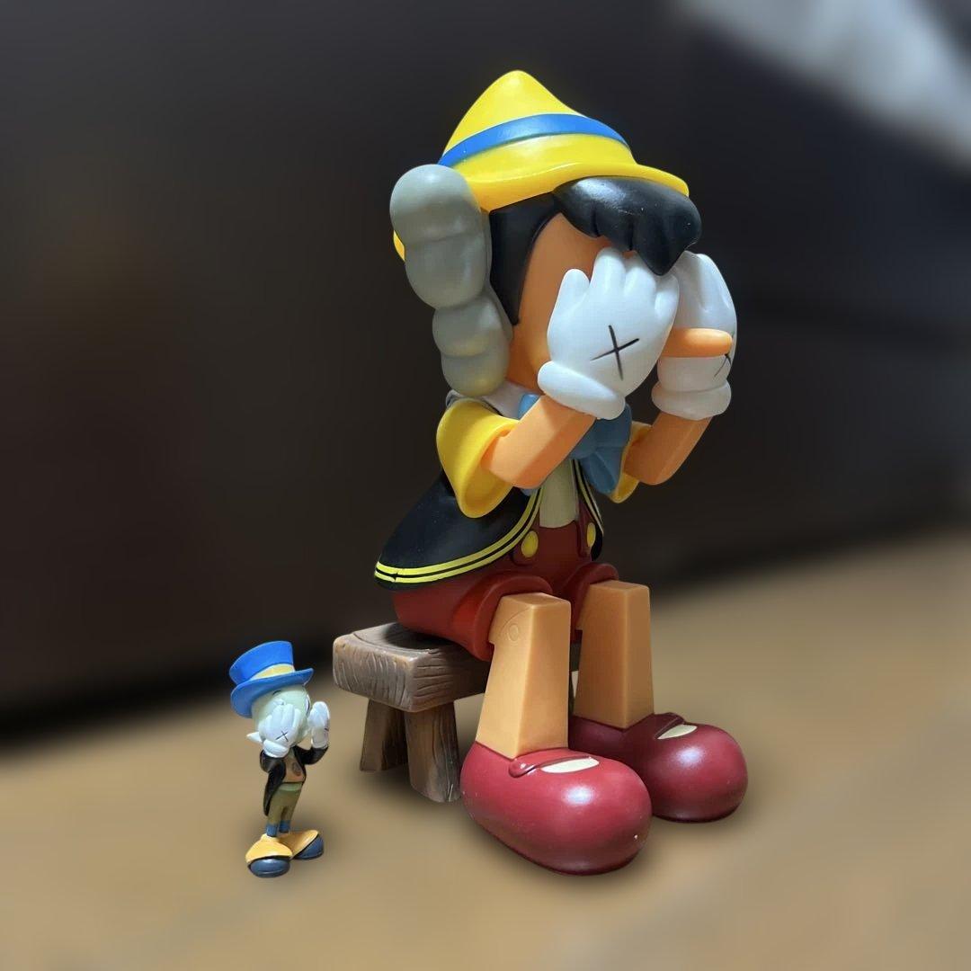 最終値下げカウズ KAWS Pinocchio & Jiminy Cricket