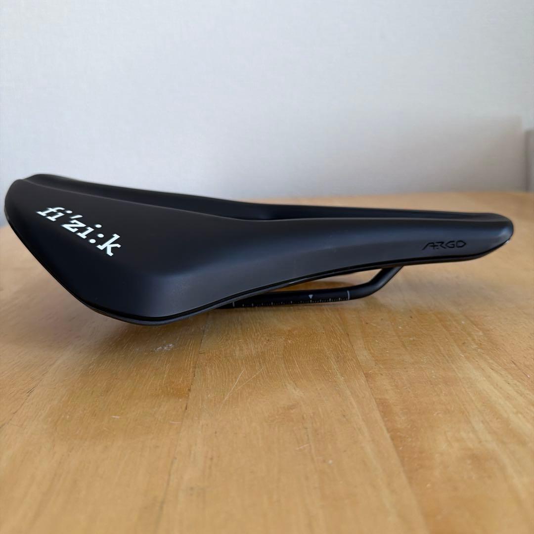 fizik Argo サドル ブラック