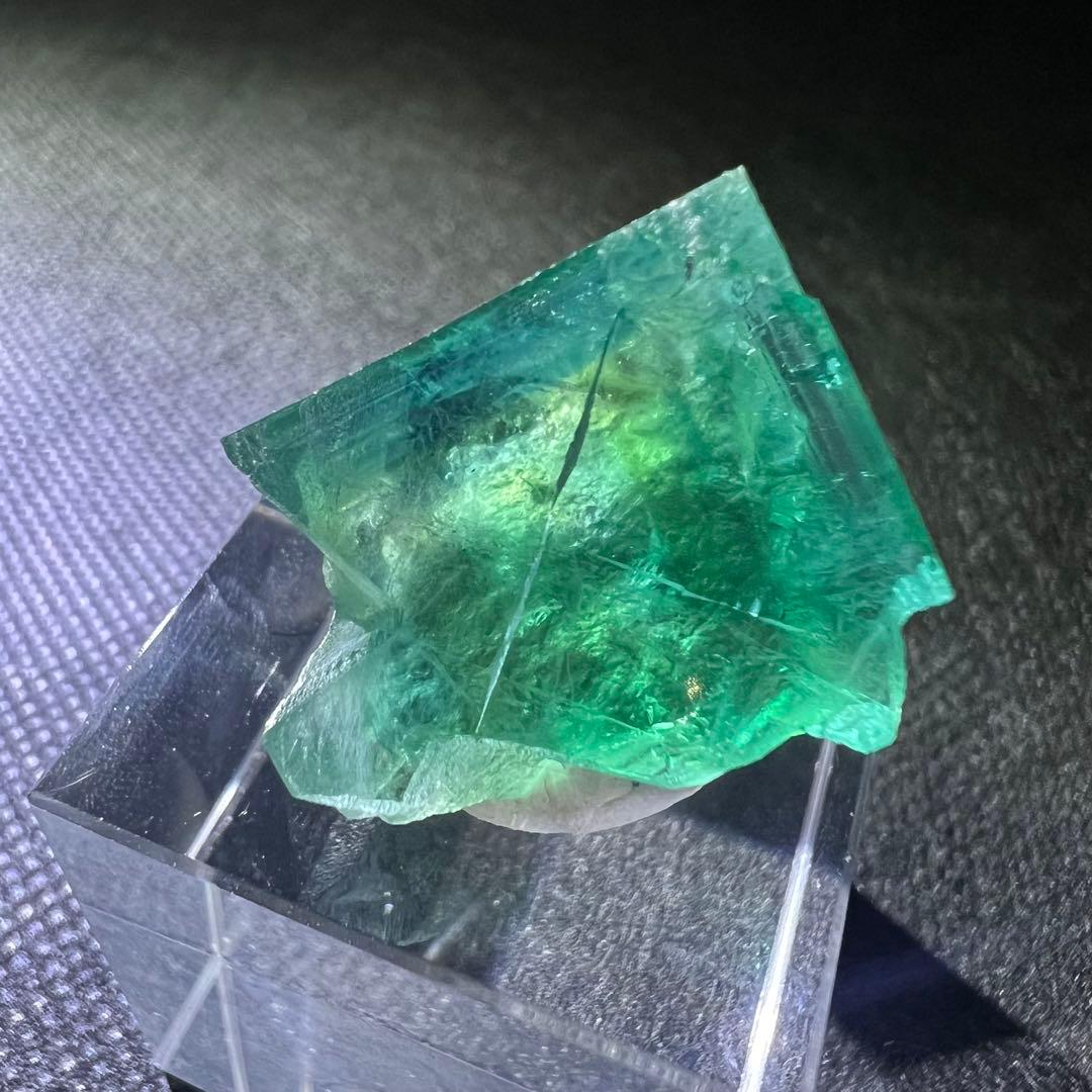 ヤオガンシャン☆ 宝石質ややダメージあり「露草色」ゾーニングフローライト