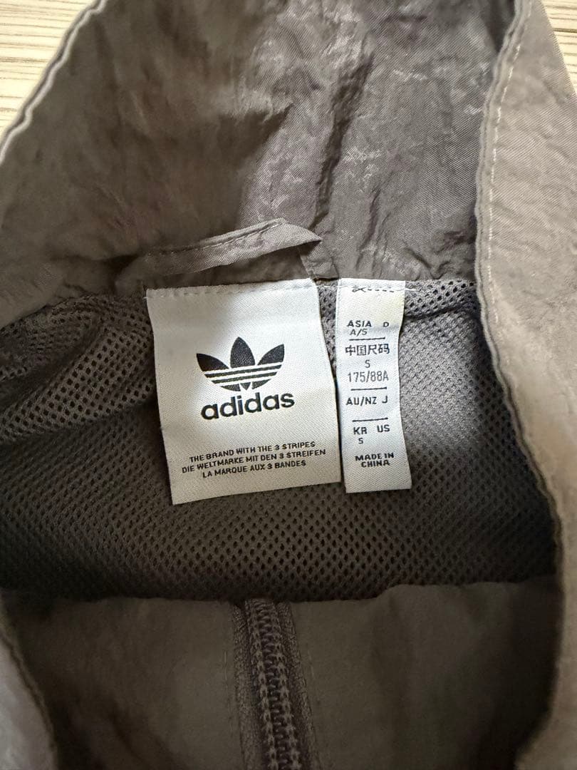 adidasレアルマドリード　トラックジャケット