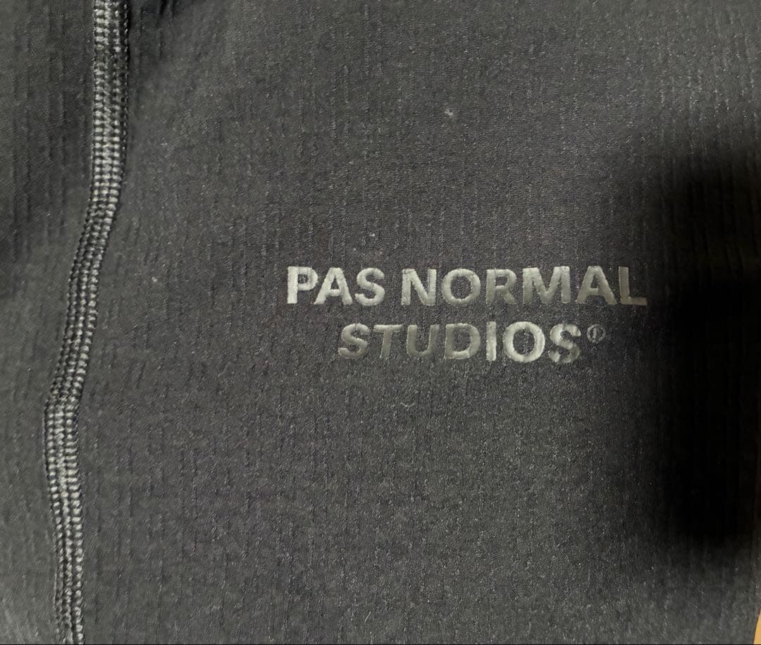 極上品 PAS NORMAL STUDIOS essential bib