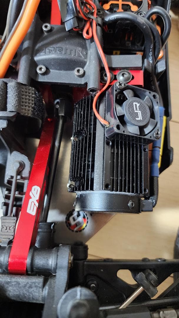 ARRMA TYPHON 6S V5 1/8 社外品チタンシャーシなどを装備