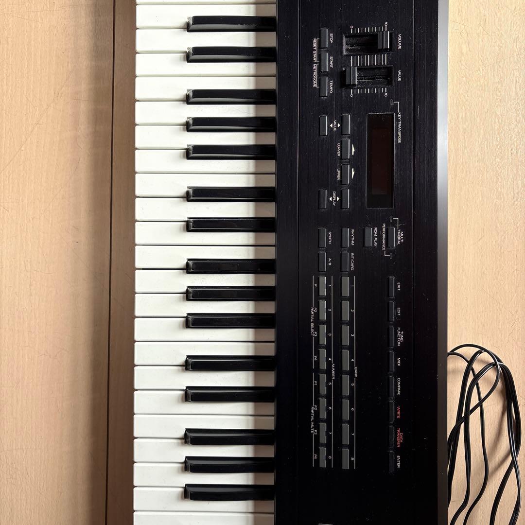 Roland D-10 シンセサイザー