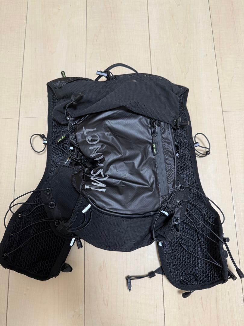 ウォーキング・ランニングウェア instinct EKLIPSE 12L Black edition