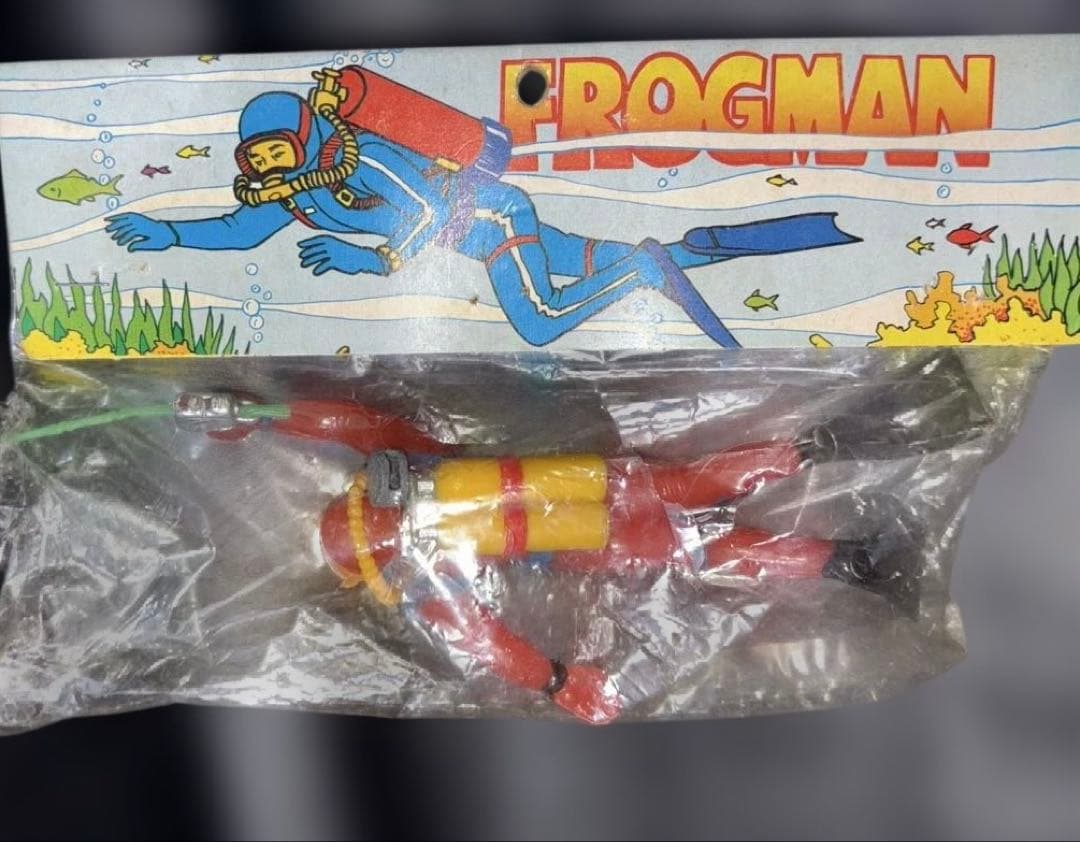 昭和時代に販売された ソフビ「Frogman」の赤いダイバーのフィギュア