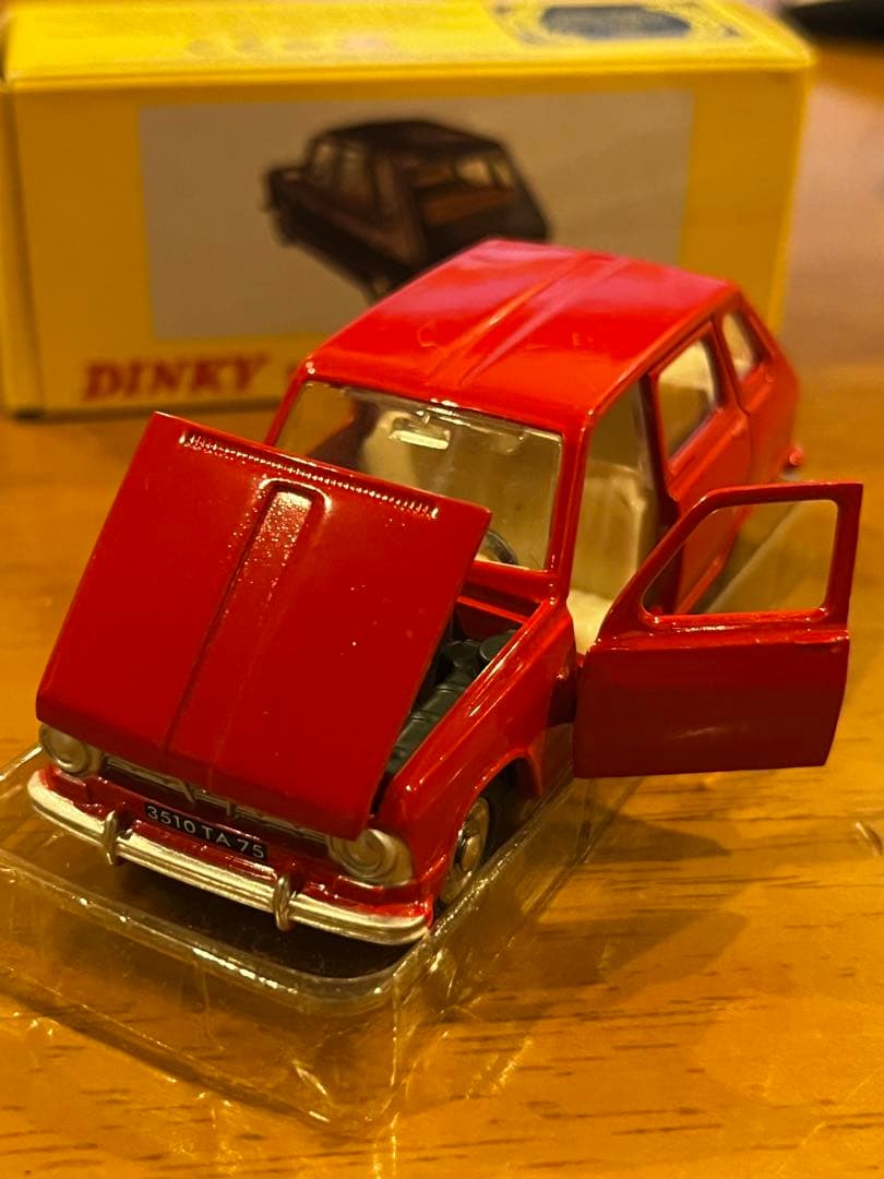 Dinky Toys Renault 6 レッド ミニカー　ディンキールノー6
