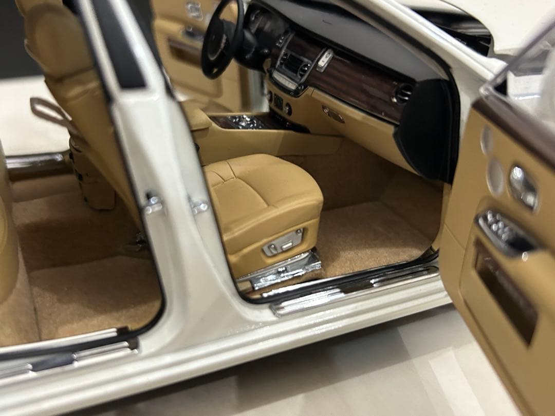 特価 1/18 ロールスロイス ゴースト Rolls-Royce Ghost 白
