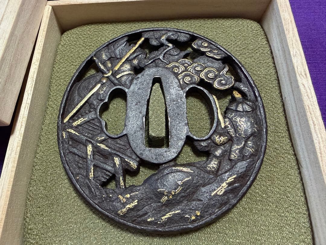 藻柄子入道宗典作　宇治橋合戦図　良品　大鍔　鉄鐔（日本刀装具小柄小刀拵笄