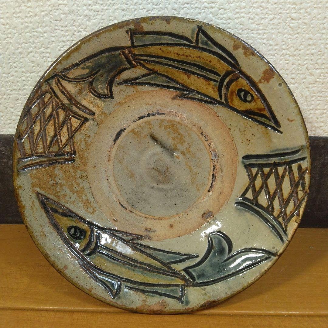 人間国宝 金城次郎 壷屋焼魚文皿 栞 共箱 美品 壺屋焼 やちむん 魚2匹井桁文