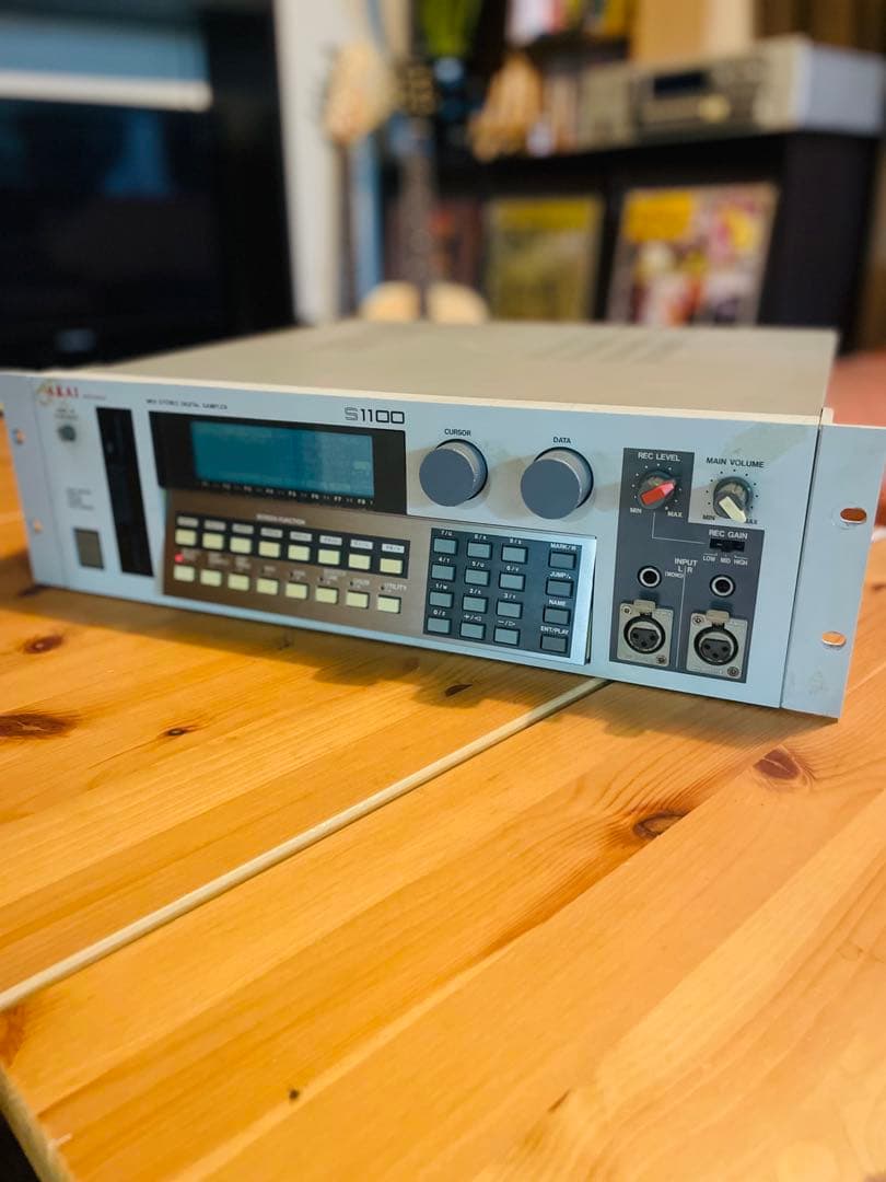 AKAI S1100 ※完動品※拡張メモリ搭載※内部メンテナンス済