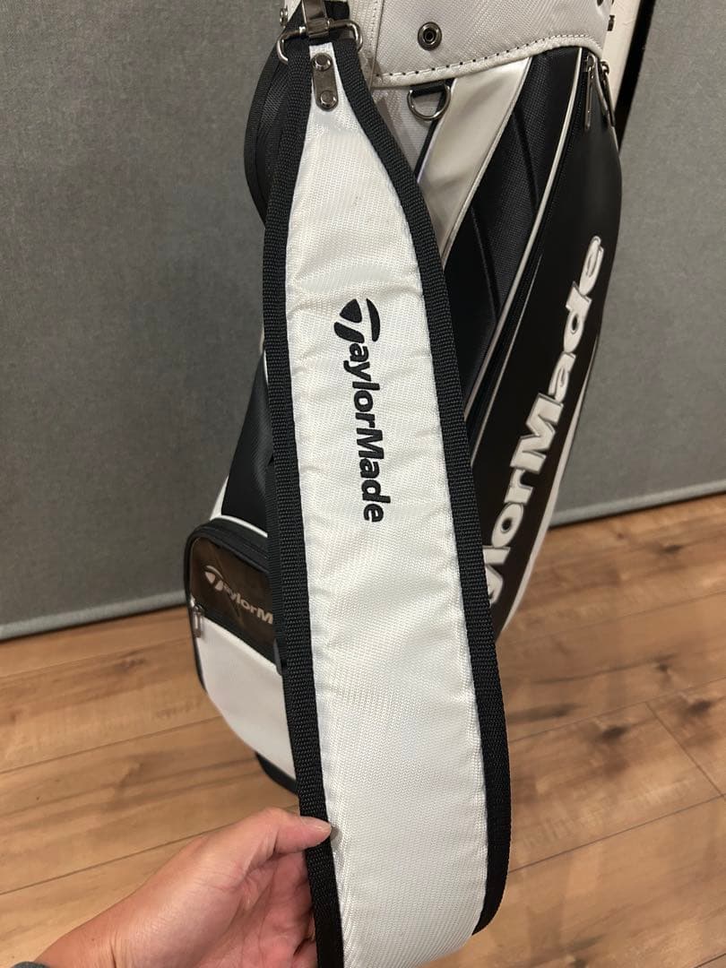 TaylorMade トゥルーライト　ゴルフバッグ