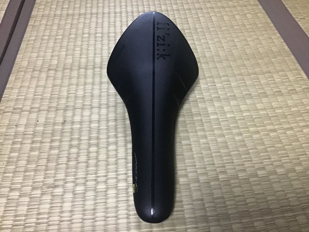 フィジーク FiZik Arione カーボンサドル ブラック