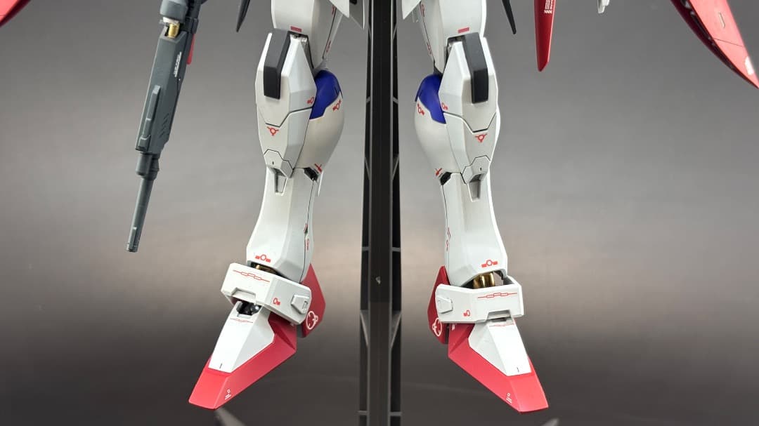 【塗装完成品】MG 1/100 デスティニーガンダム