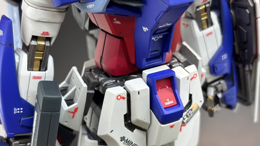 【塗装完成品】MG 1/100 デスティニーガンダム