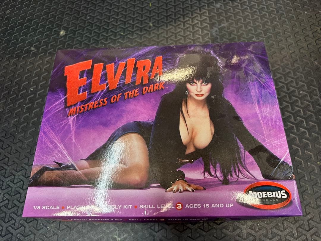 メビウス 1/8 ELVIRA MISTRESS OF THE DARK