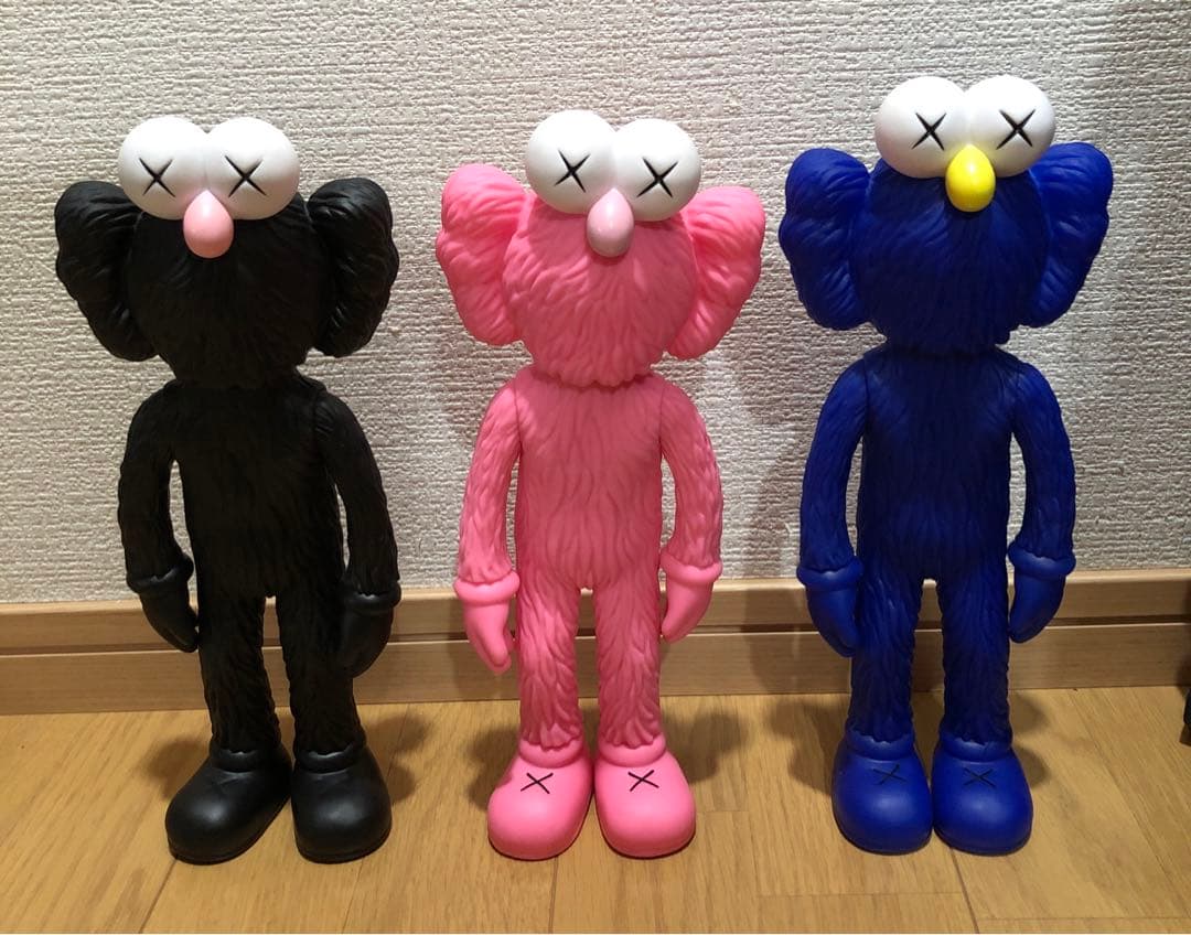 KAWS カウズ モチーフフィギュア ブラック ピンク ブルー フィギュア 3体